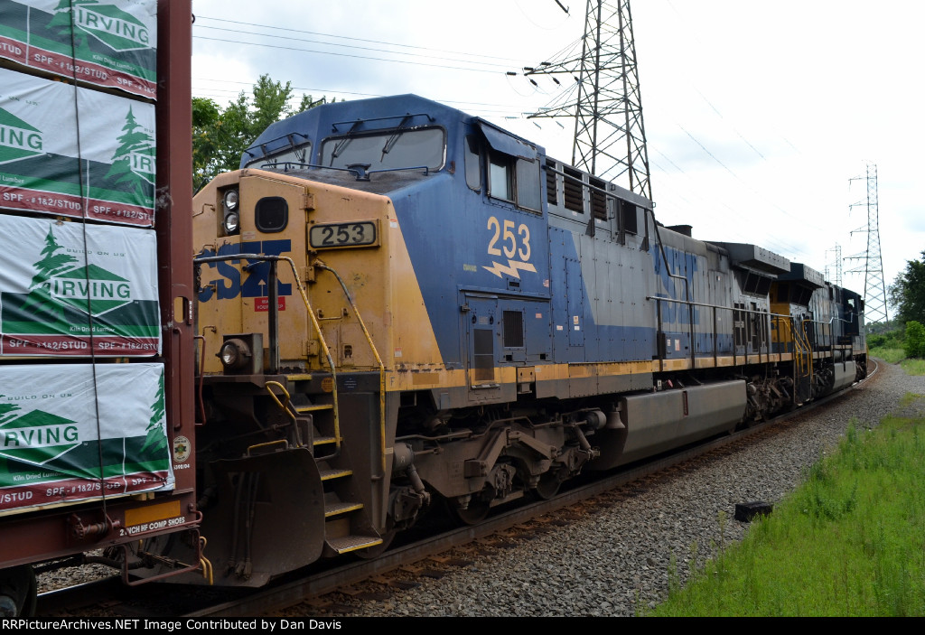 CSX AC44CW 253 trails on Q439-31
